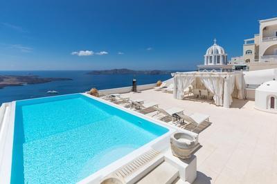 'Swimming poolside, infinity pool relaxation view out over the sea ...