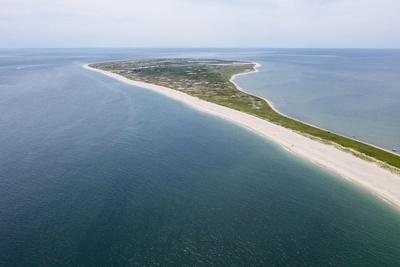 'The cold waters of the Atlantic Ocean bathe Monomoy Island on Cape Cod ...