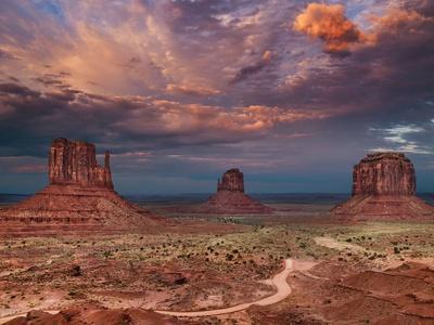 'The famous buttes of Monument Valley at sunset, Utah, USA' Photo ...