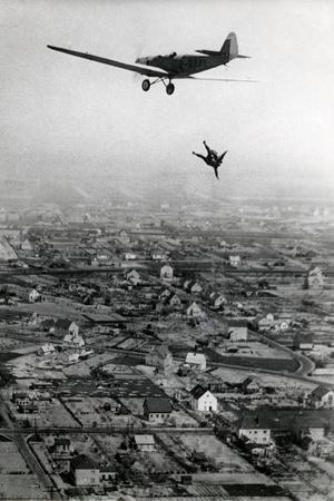 'The First Parachute Jump by the Photographer Willi Ruge Who ...