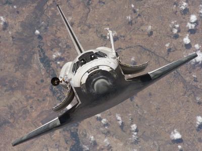 'The Space Shuttle Discovery Approaches the International Space Station ...