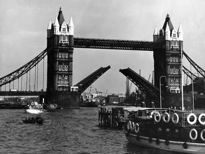 'Tower Bridge 1950s' Photographic Print | AllPosters.com