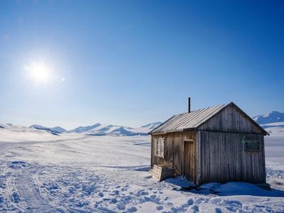 'Traditional hut at frozen Gronfjorden, Island of Spitsbergen ...