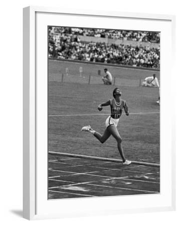 'US Sprinter, Wilma Rudolph, Winning Women's 100 Meter Dash in Olympics ...