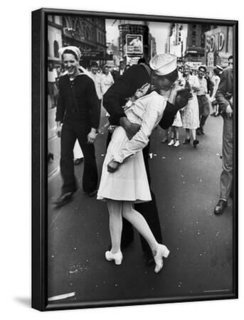 'V-J Day in Times Square' Photographic Print - Alfred Eisenstaedt ...