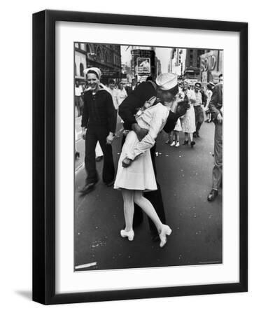 'V-J Day in Times Square' Photographic Print - Alfred Eisenstaedt ...