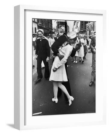'V-J Day in Times Square' Photographic Print - Alfred Eisenstaedt ...