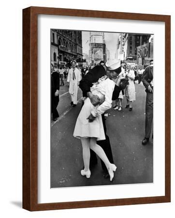 'V-J Day in Times Square' Photographic Print - Alfred Eisenstaedt ...