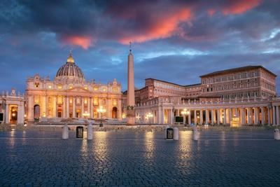 'Vatican City, Rome, Italy. Cityscape image of illuminated Saint Peter ...