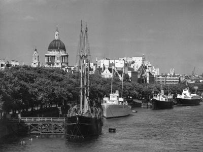 'Victoria Embankment' Photographic Print | AllPosters.com