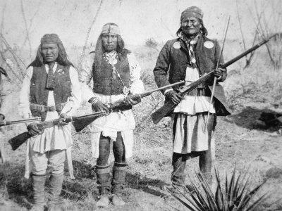 'Geronimo and Three of His Apache Warriors, 1886' Photographic Print ...
