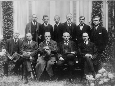 'Sigmund Freud with colleagues at a psychoanalytic congress in The ...