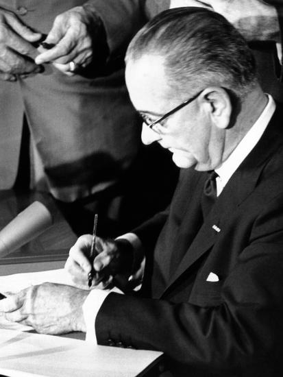 'President Lyndon Johnson Signing the 1964 Civil Rights Bill, July 2 ...