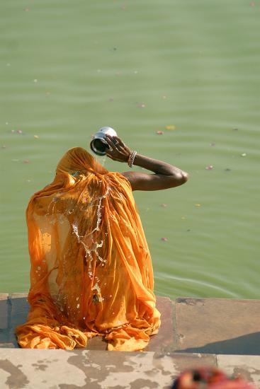 Hindu Woman in a Ritual Cleansing Bath at Pushkar Lake, Rajasthan ...