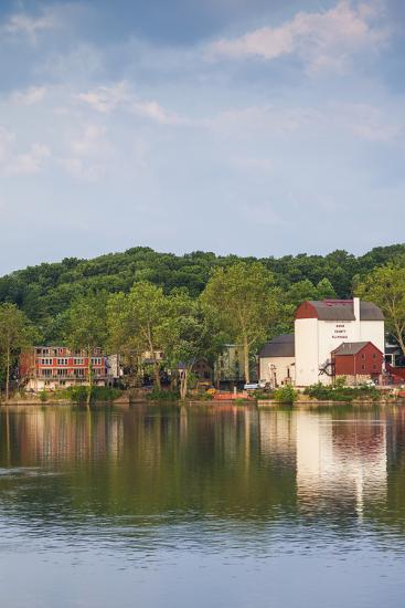 'USA, Pennsylvania, New Hope. town view from the Delaware River ...