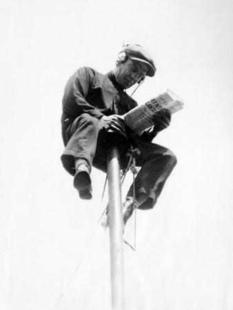 Alvin 'Shipwreck' Kelly Sitting on a 39 Foot Flagpole Atop Eight-Story ...