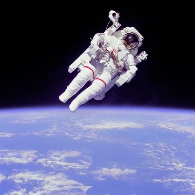 'Astronaut Bruce Mccandless in Floating Weightless 320 Feet from the ...